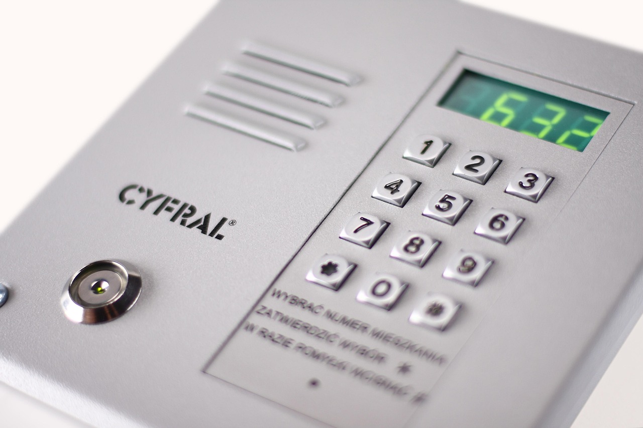 Comment installer un interphone chez soi en Savoie ? – Guide rénovation